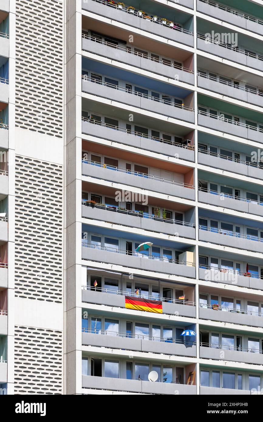 the Coloria high-rise building (formerly Westcenter) on Venloer street ...
