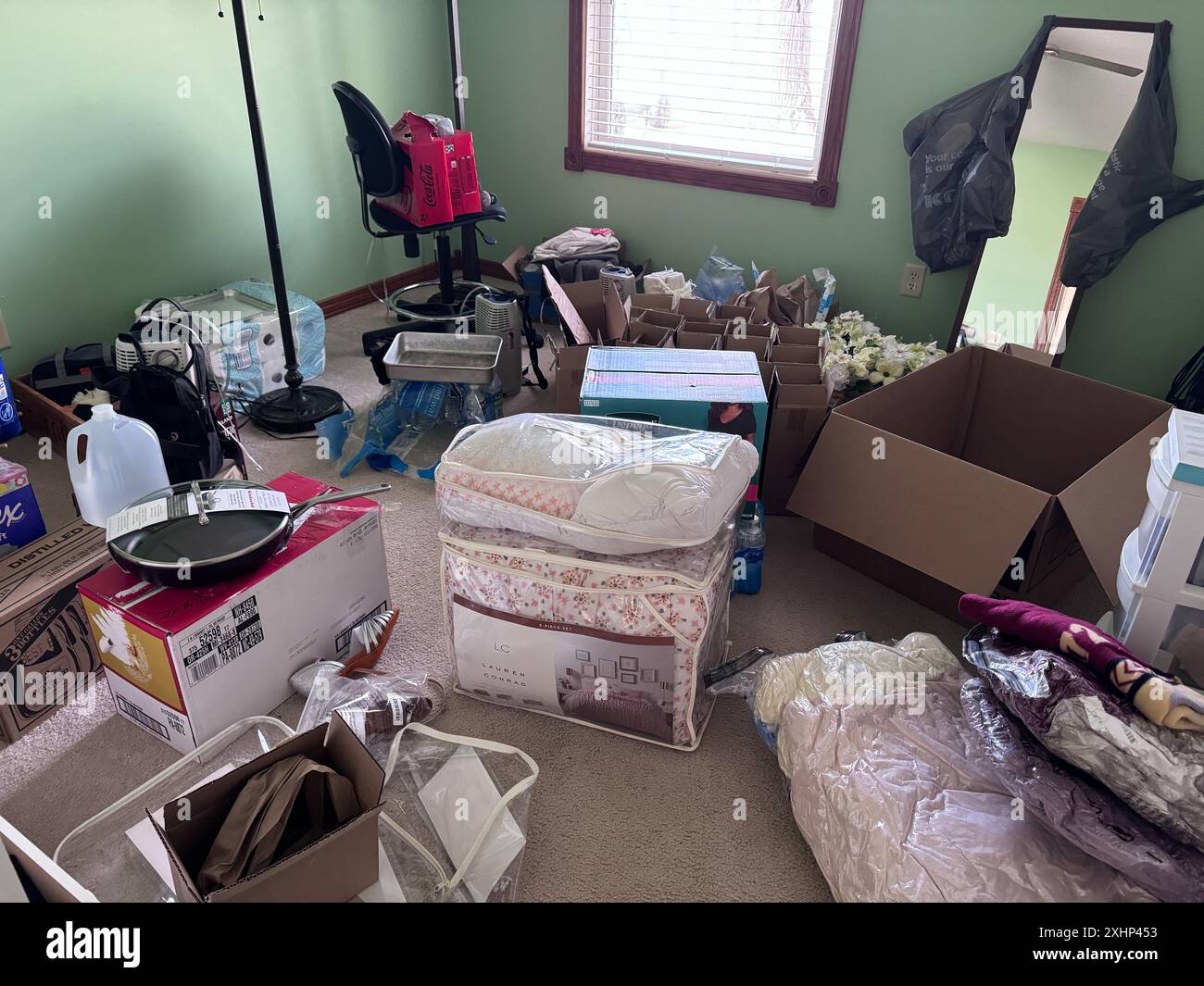 Suitcase packing mess hi-res stock photography and images - Alamy