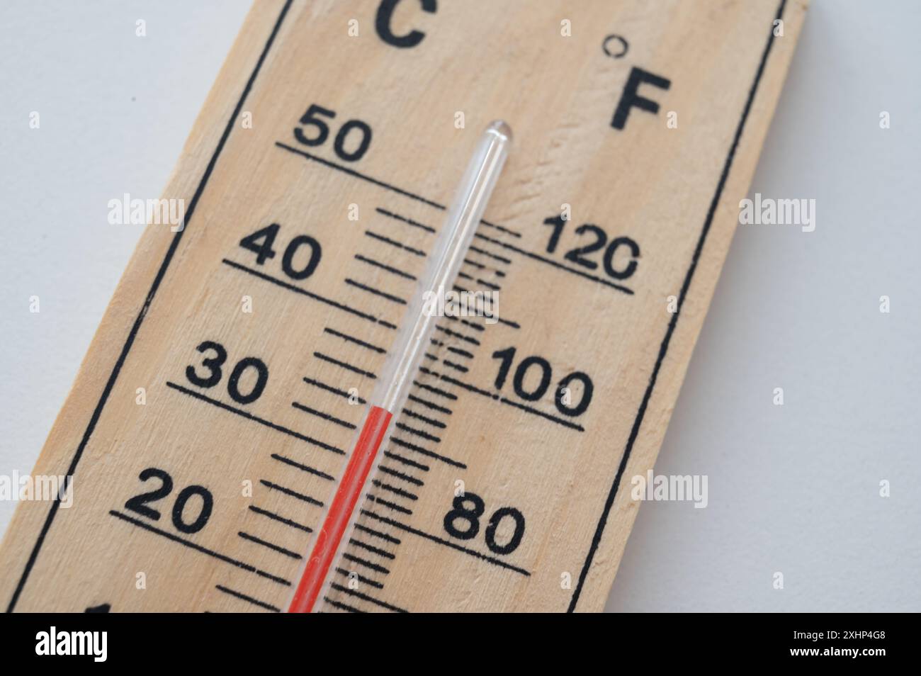 Thermometer on a light surface, and next to a note with the text ...
