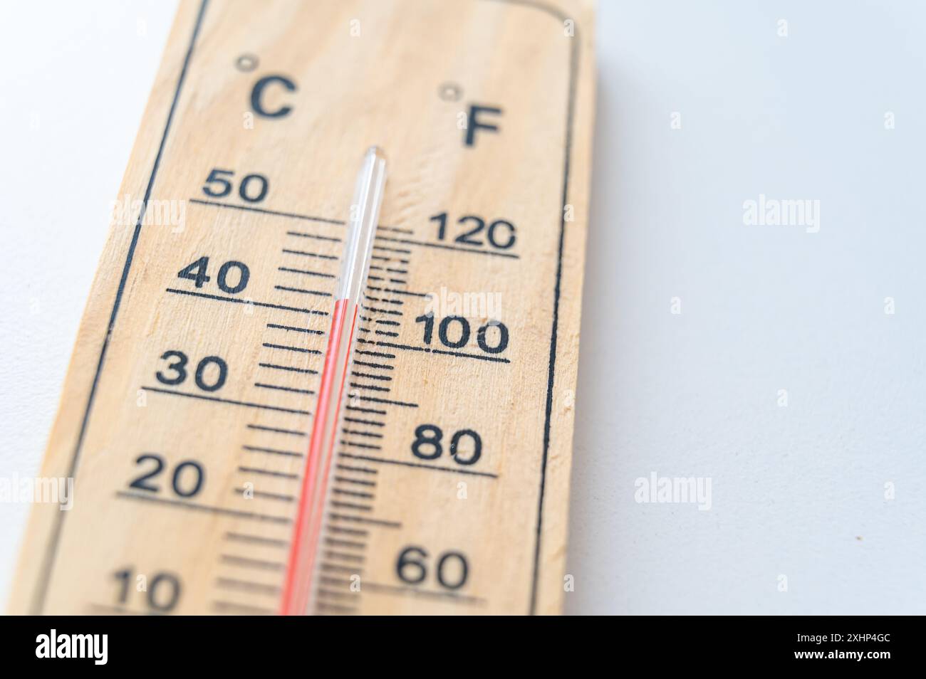 Thermometer on a light surface, and next to a note with the text ...