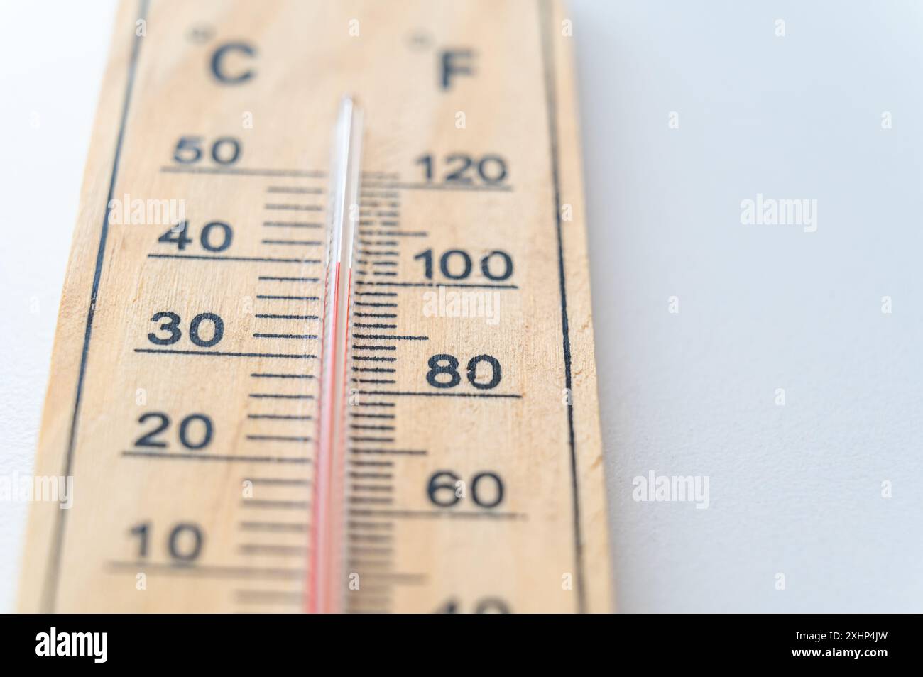 Thermometer on a light surface, and next to a note with the text ...