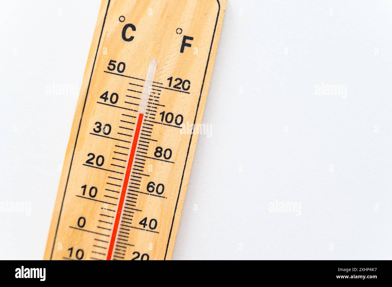 Thermometer on a light surface, and next to a note with the text ...
