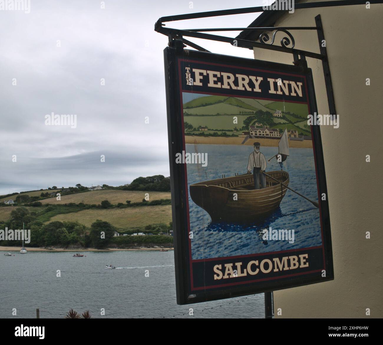 Pub overlooking estuary hi-res stock photography and images - Alamy