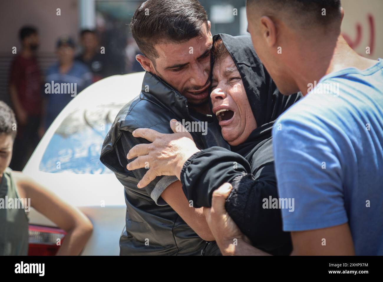 Gaza girl crying hi-res stock photography and images - Alamy