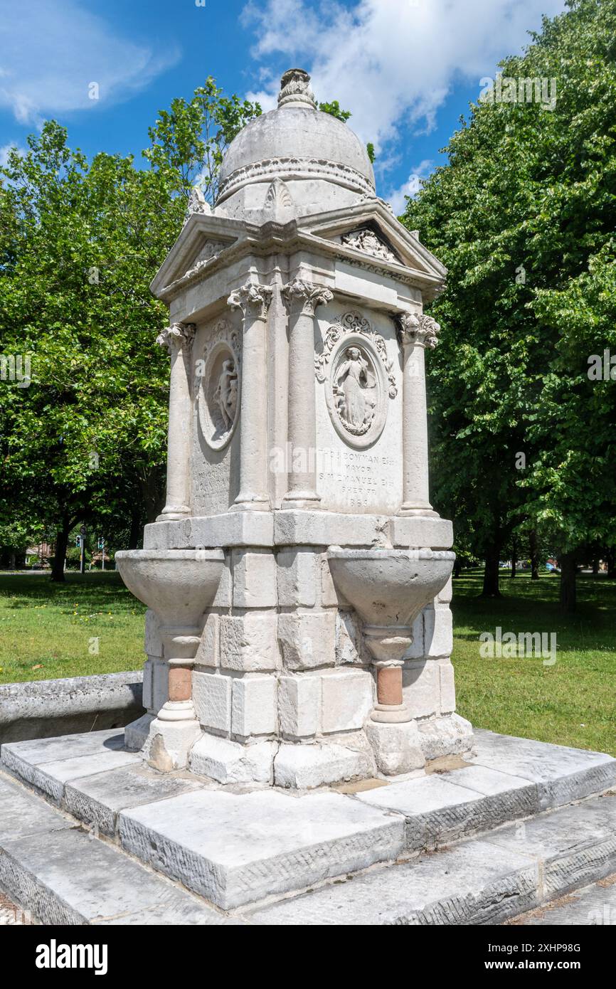 Historic Asylum Green drinking fountain at one end of The Avenue in ...