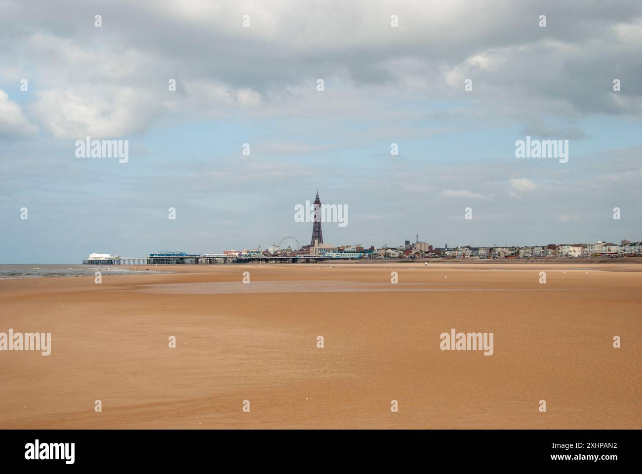Beach and tower blackpool landscape hi-res stock photography and images ...