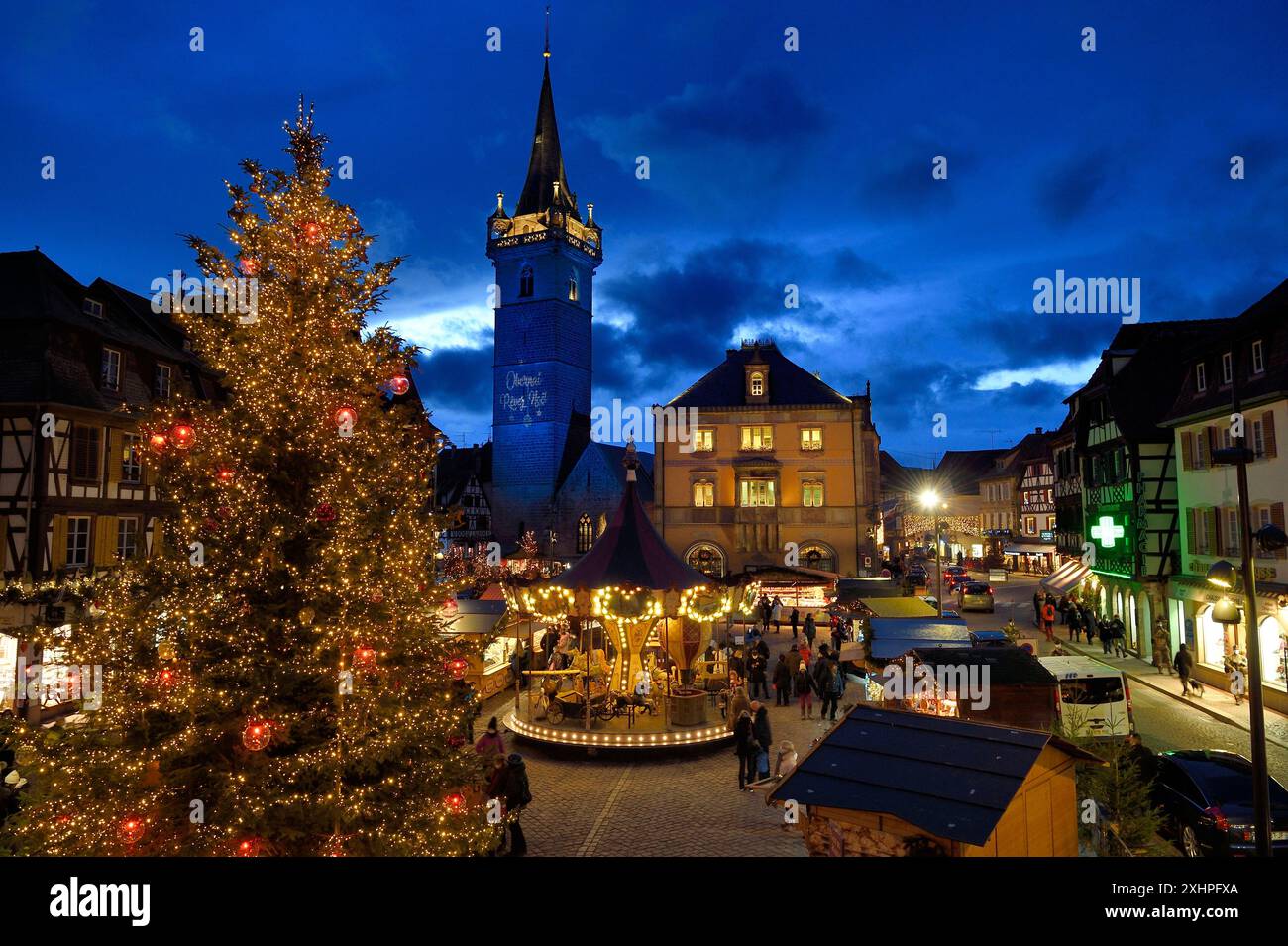 France, Bas Rhin, Obernai, Christmas market on the market square ...