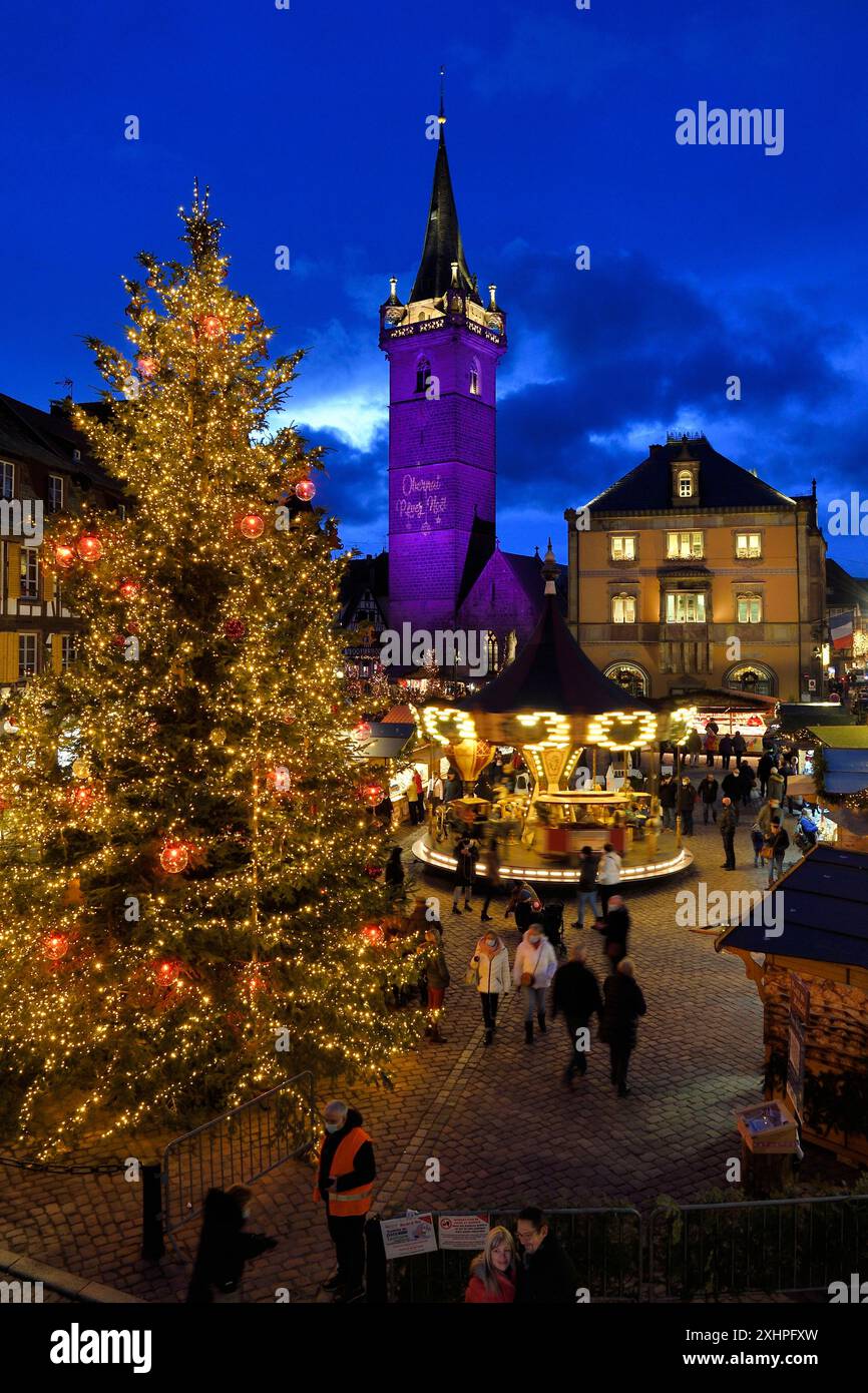 France, Bas Rhin, Obernai, Christmas market on the market square ...