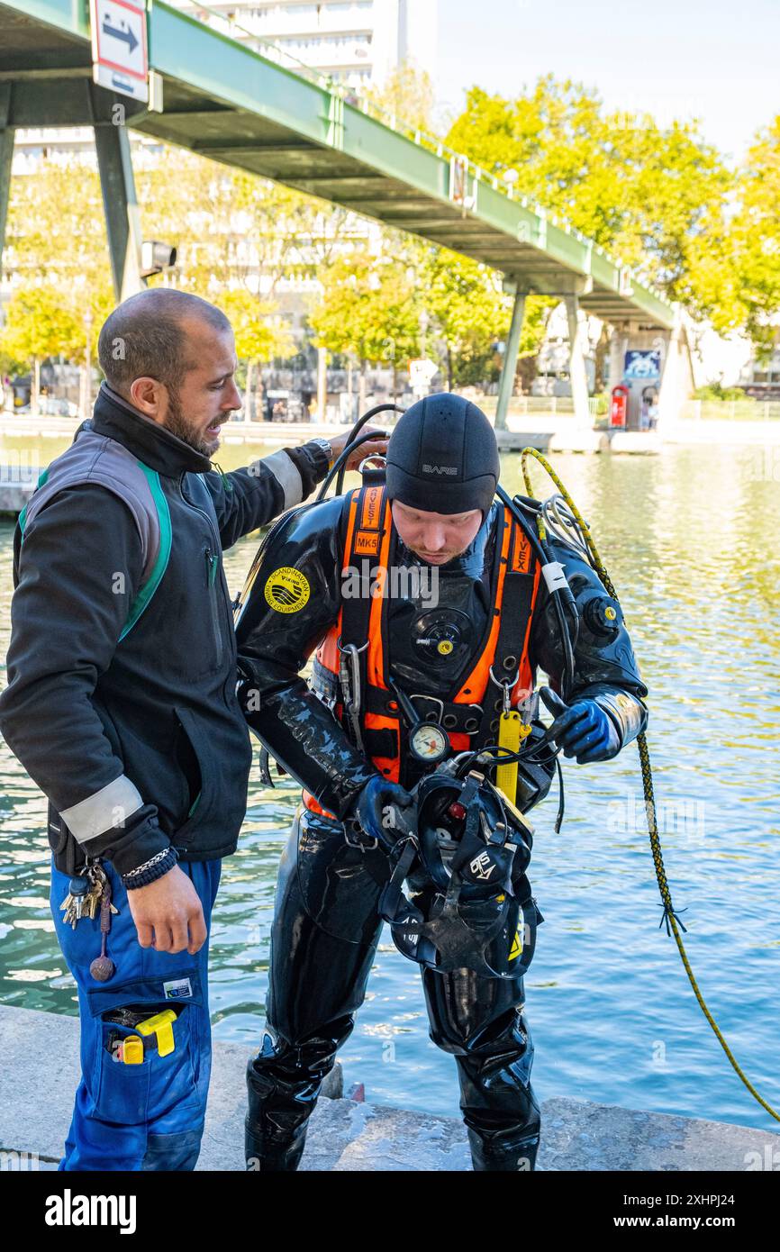 France, Paris, Canals of Paris, Bassin de la Villette, intervention of ...
