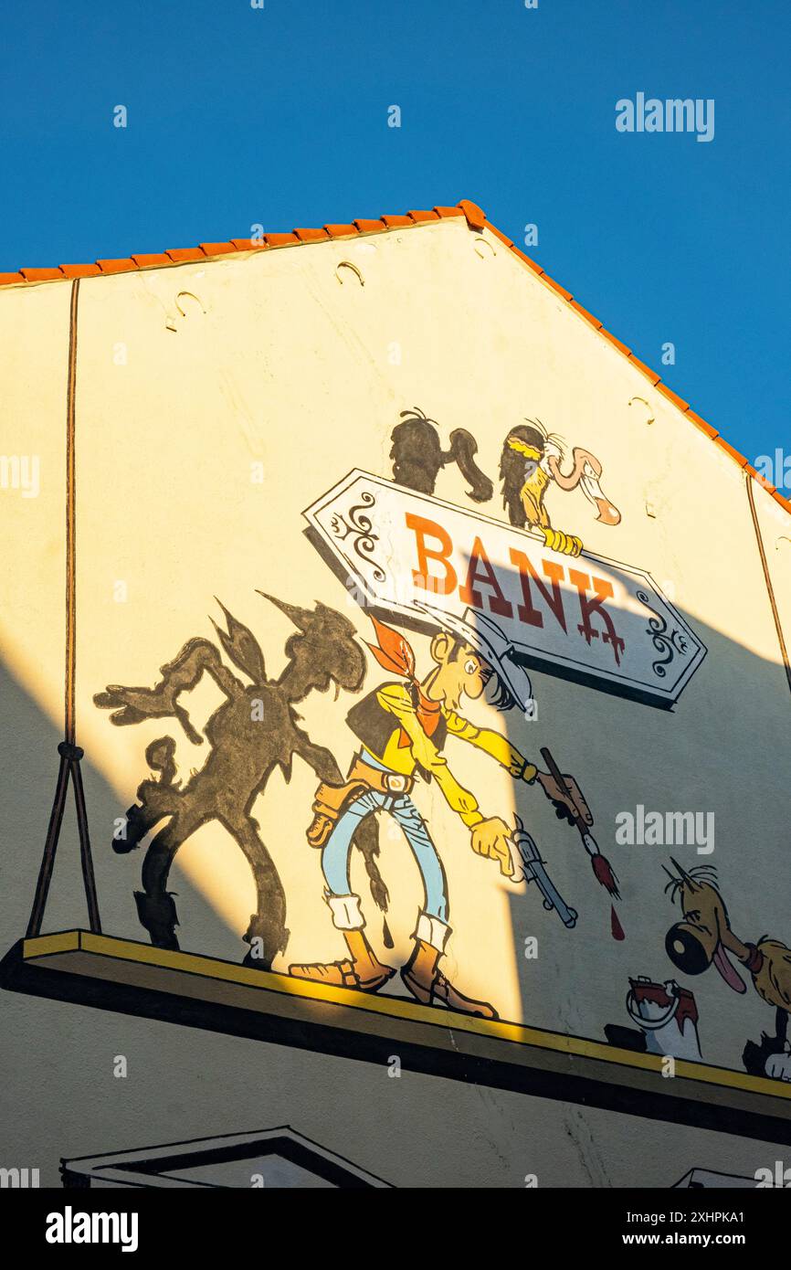 Belgium, Brussels, historic center, Rue de la Buanderie, wall painted ...