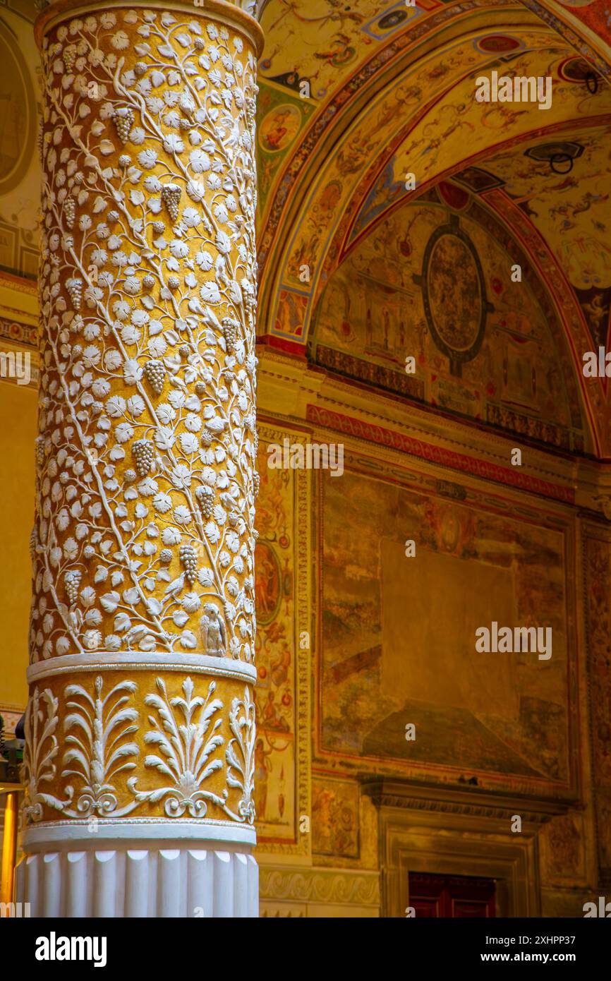 Gilt stucco columns hi-res stock photography and images - Alamy