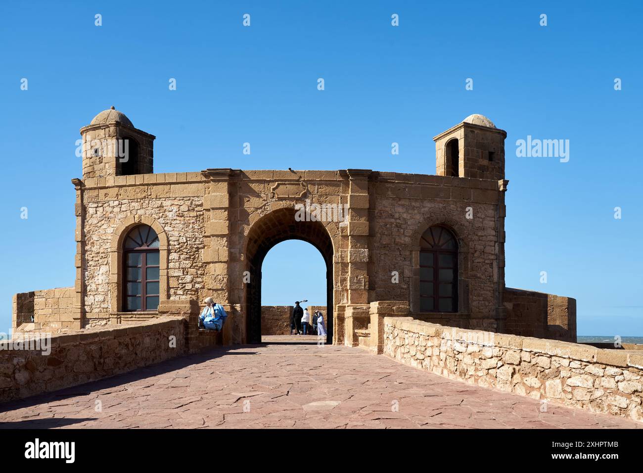 Pathway under stone arch hi-res stock photography and images - Alamy