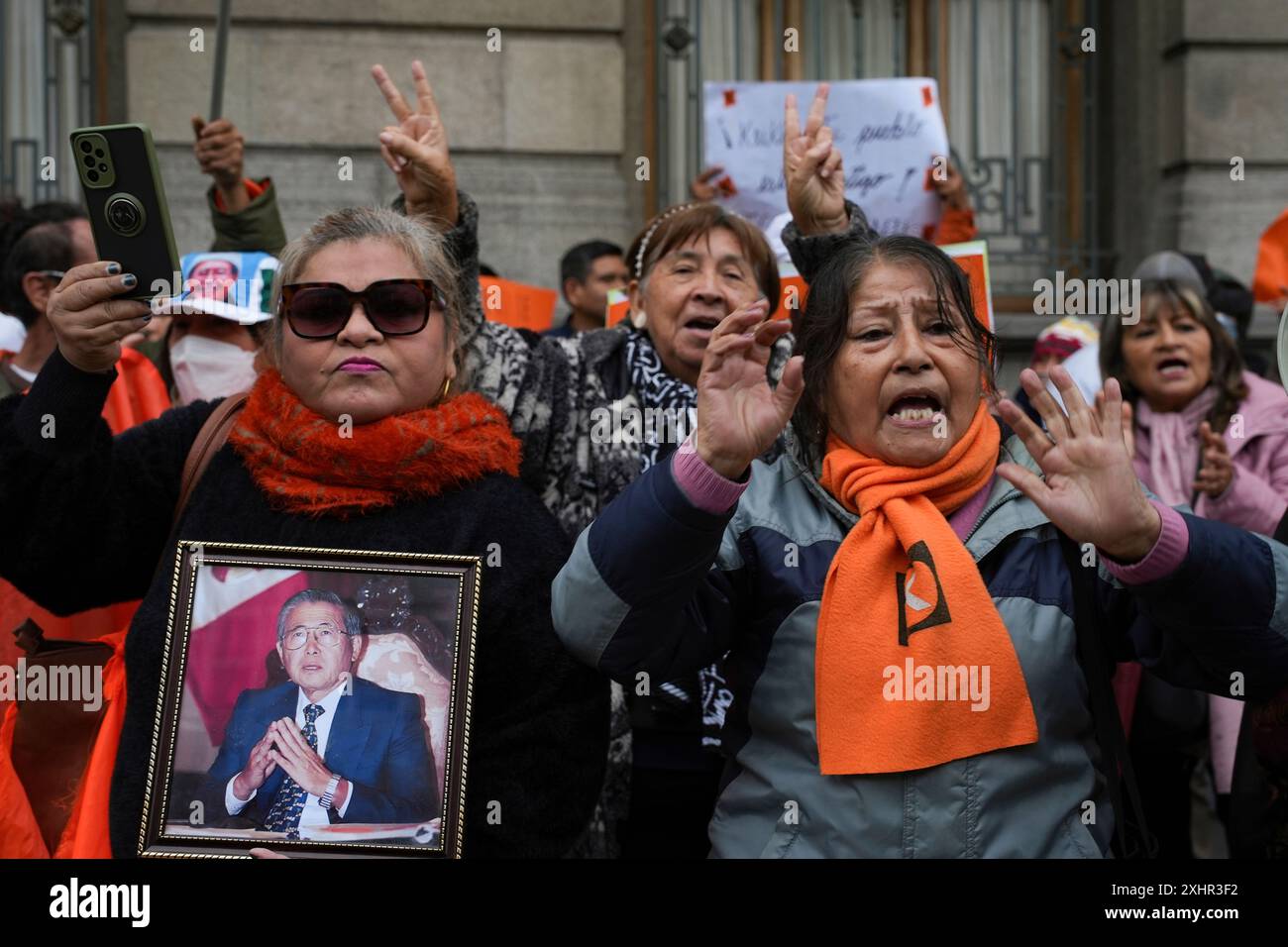 Supporters of former President Alberto Fujimori and his daughter Keiko ...