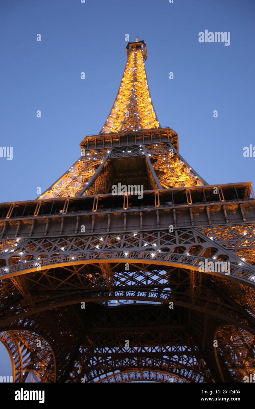 Tour Eiffel, Eiffel Tower by night, illuminated, seen from underneath ...