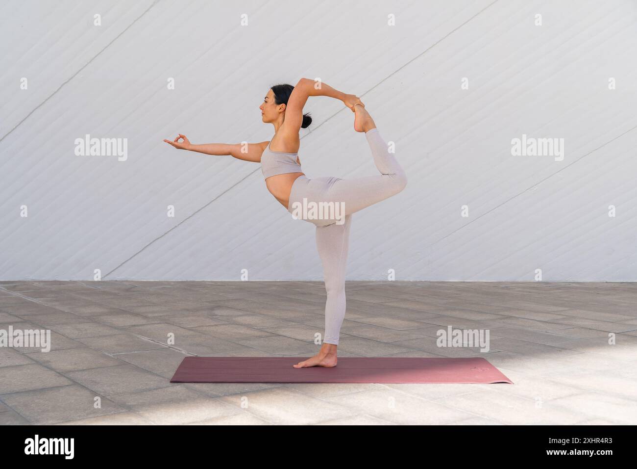 Natarajasana pose hi-res stock photography and images - Alamy