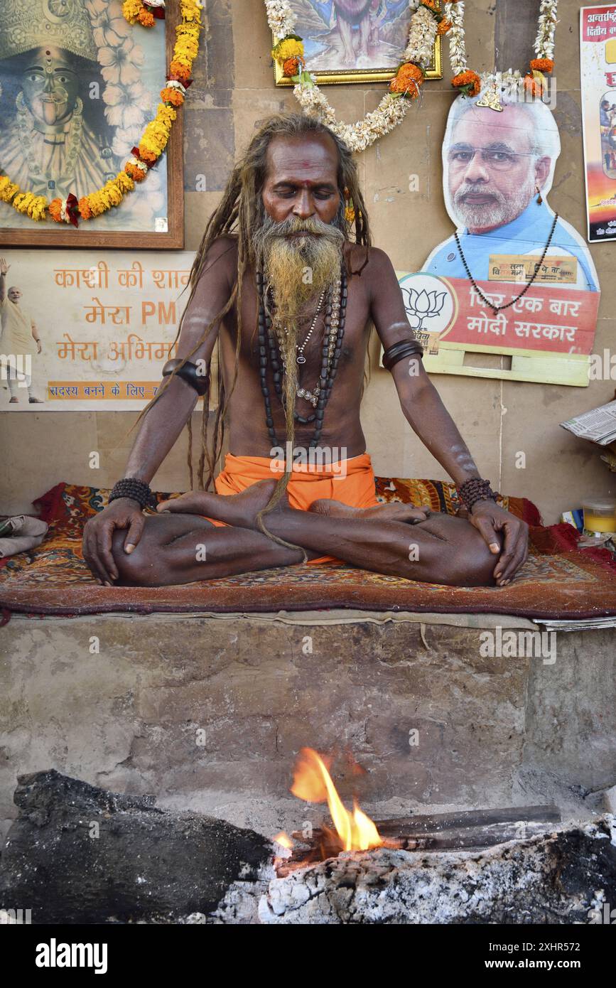 India, Uttar Pradesh, Varanasi, Shaivite sadhu supporting prime ...