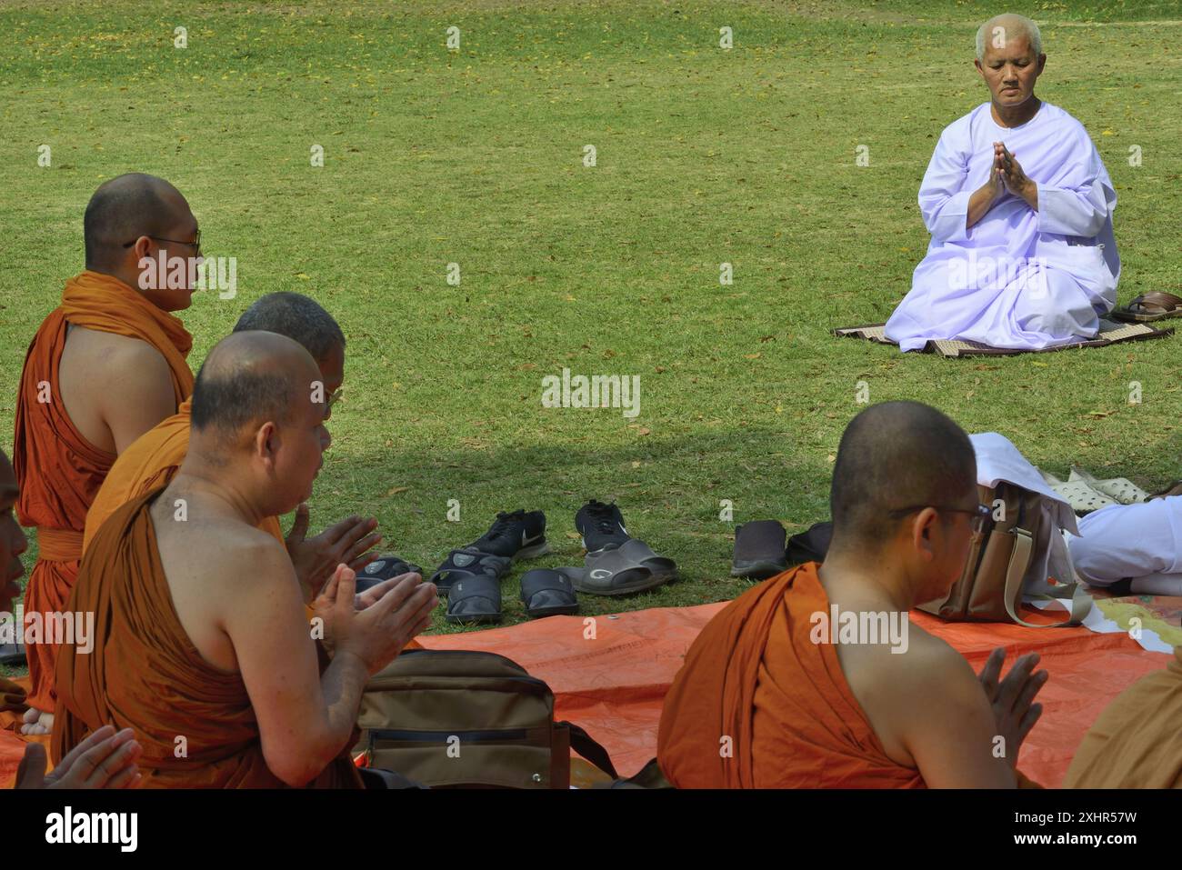 India, Uttar Pradesh, Sarnath, Thai buddhist pilgrims in prayer before ...