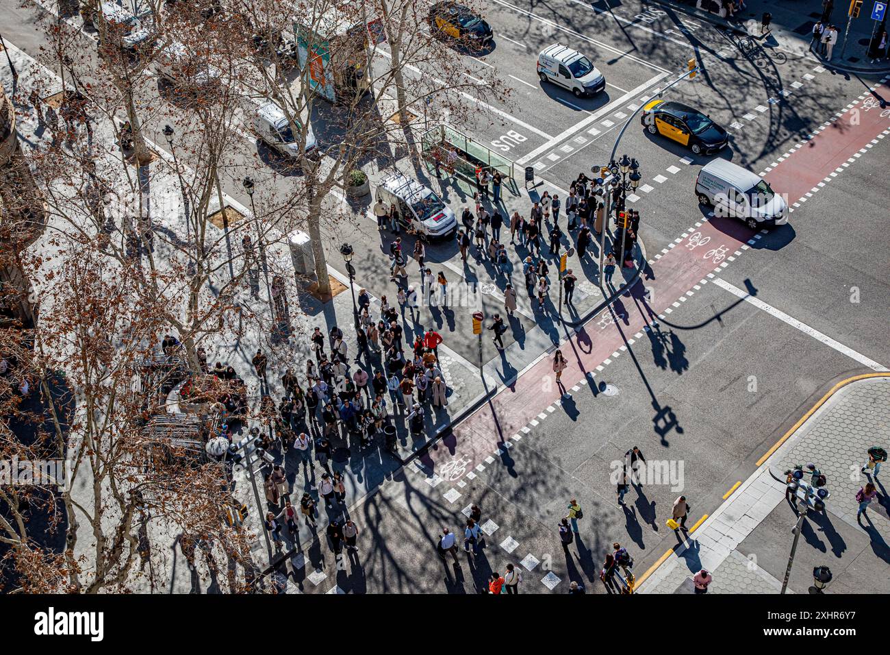 crowded junction/ crossroads full of people / tourists in Barcelona ...
