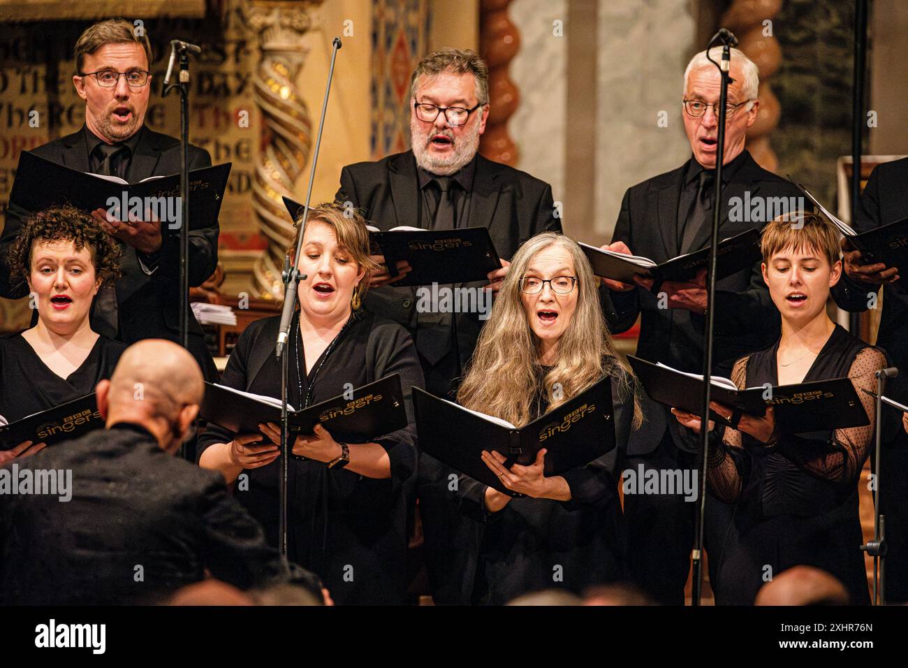 Male female singers together hi-res stock photography and images - Alamy