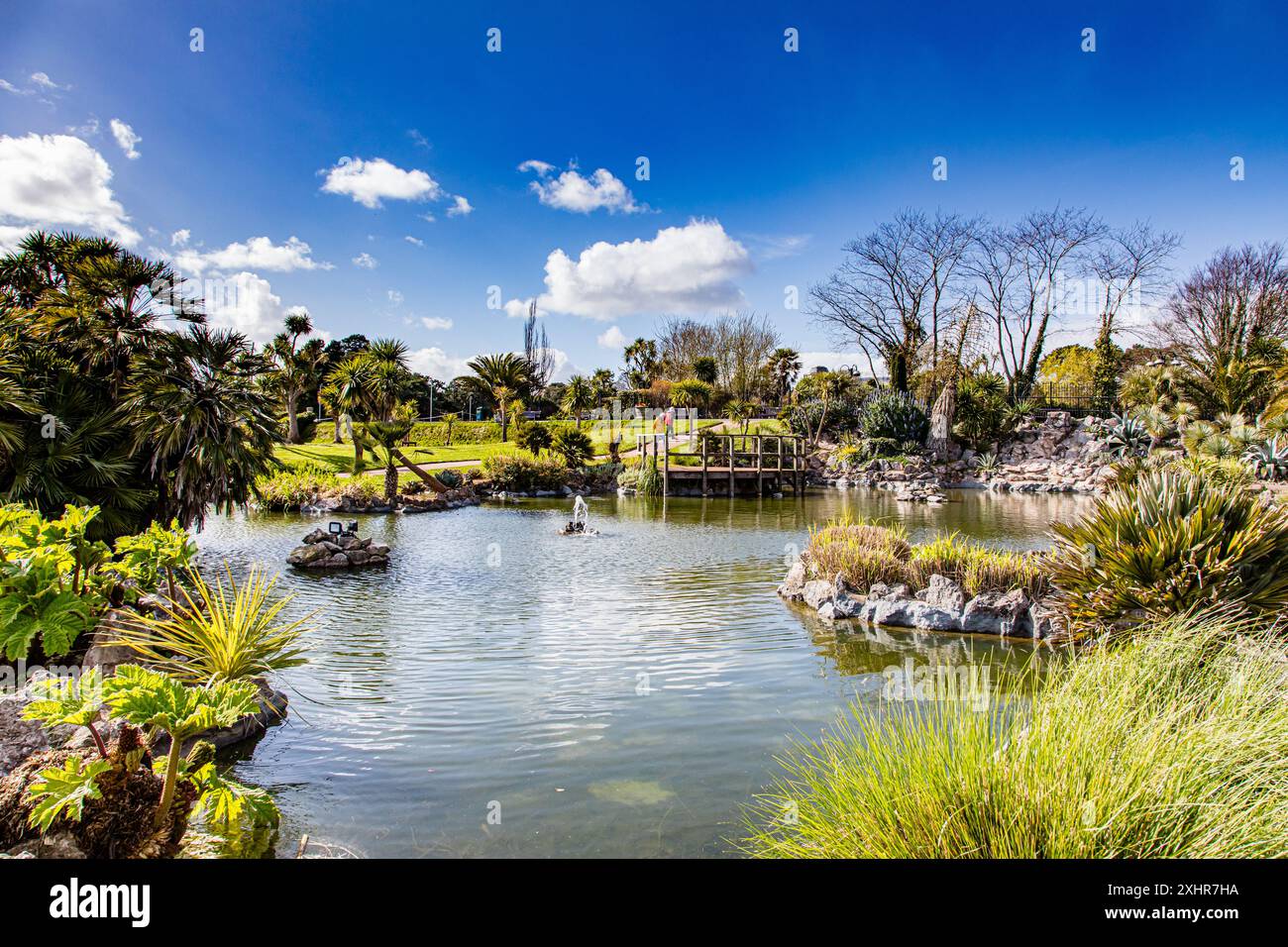 View of the lake and fountin at Abbey Park Garden public park in ...