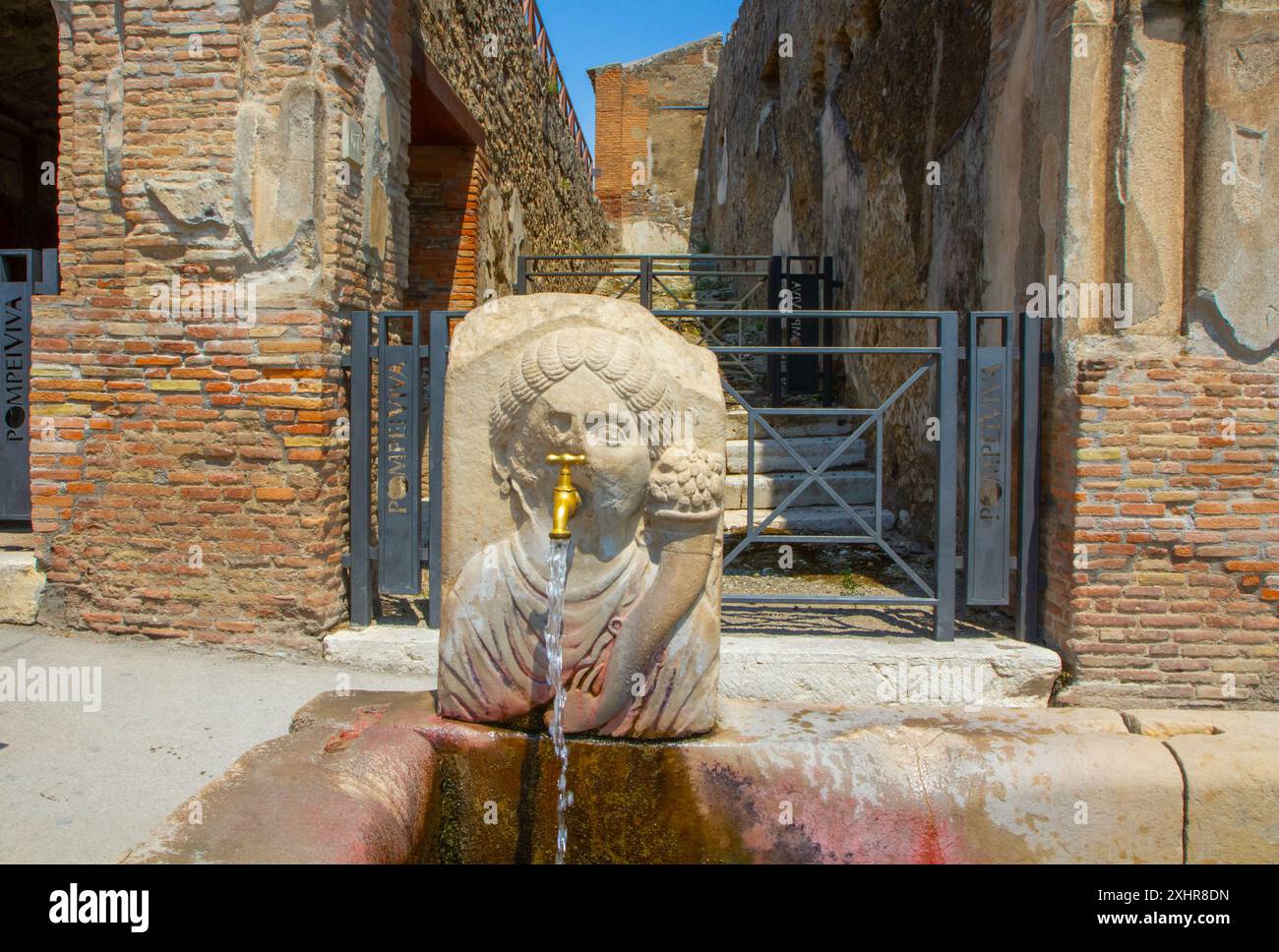Pompeii fountains hi-res stock photography and images - Alamy