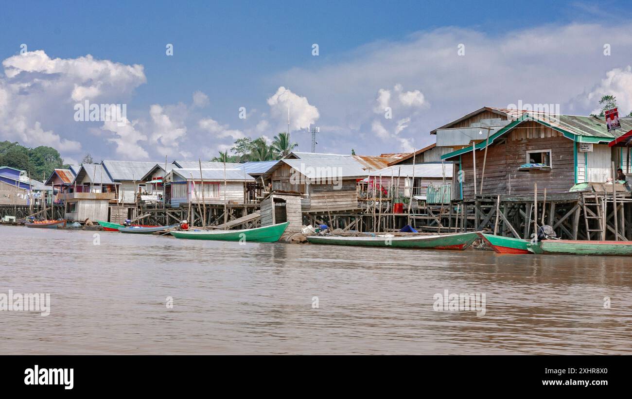 Borneo, Indonesia: Travel on Teluk Bayur River journey Stock Photo - Alamy