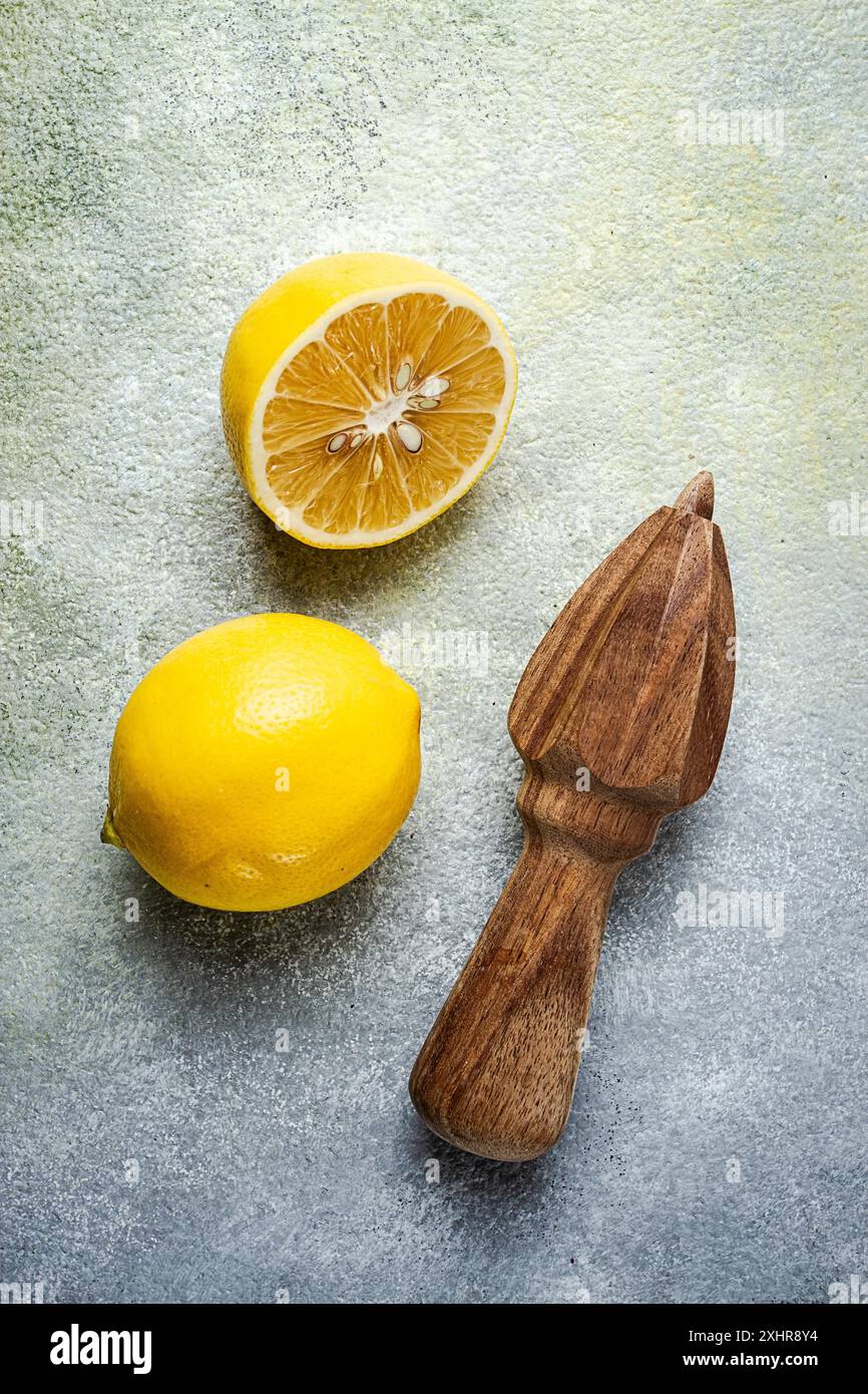 Wooden citrus reamer, manual lemon juicer, made of acacia wood, with ...