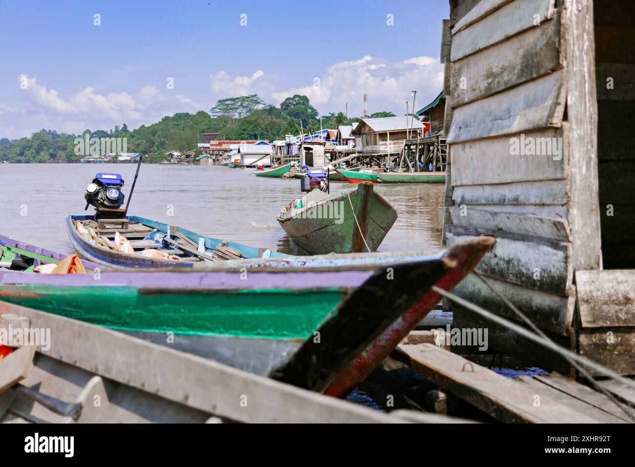 Borneo, Indonesia: Travel on Teluk Bayur River journey Stock Photo - Alamy