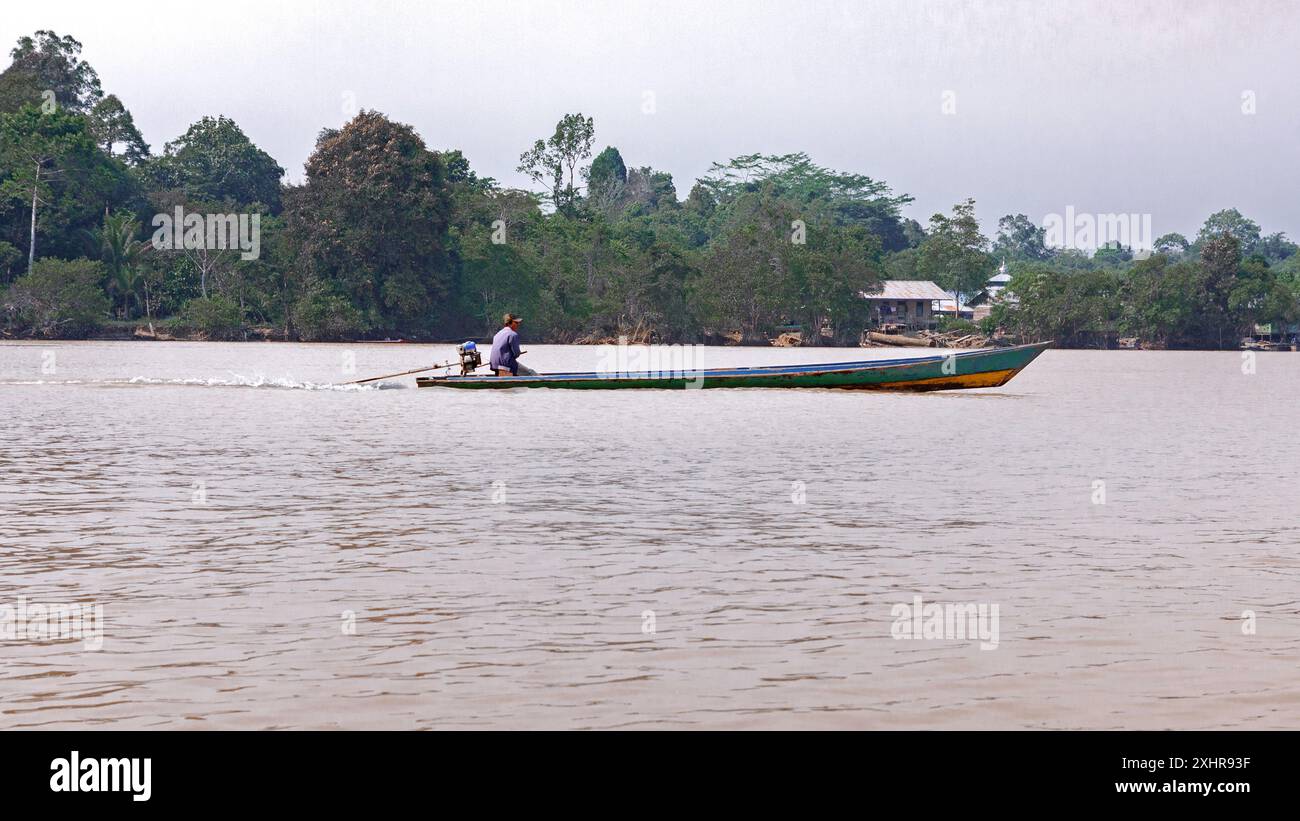 Borneo, Indonesia: Travel on Teluk Bayur River journey Stock Photo - Alamy