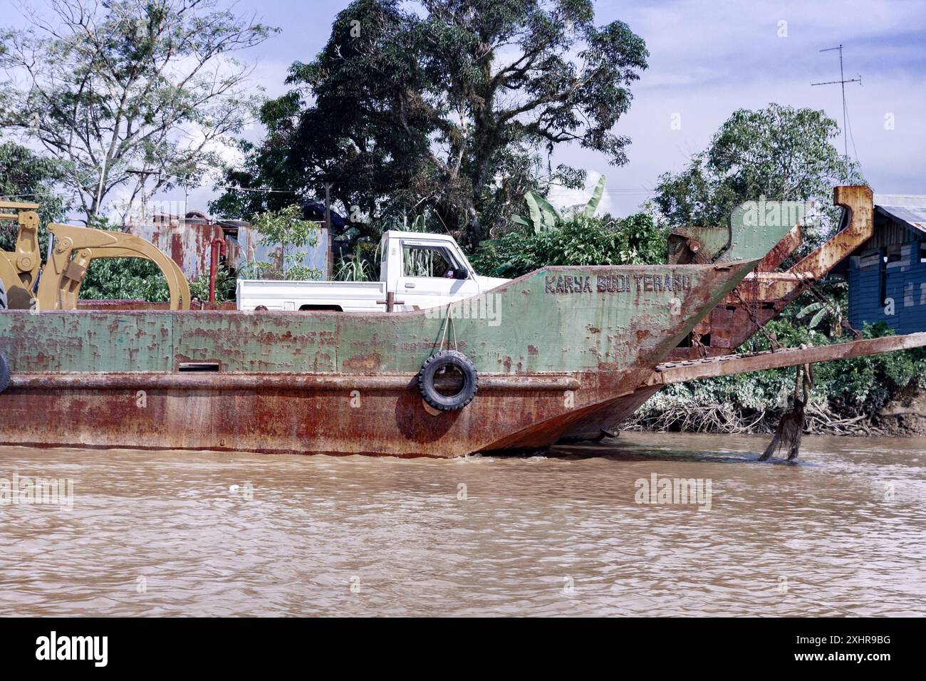 Borneo, Indonesia: Travel on Teluk Bayur River journey Stock Photo - Alamy