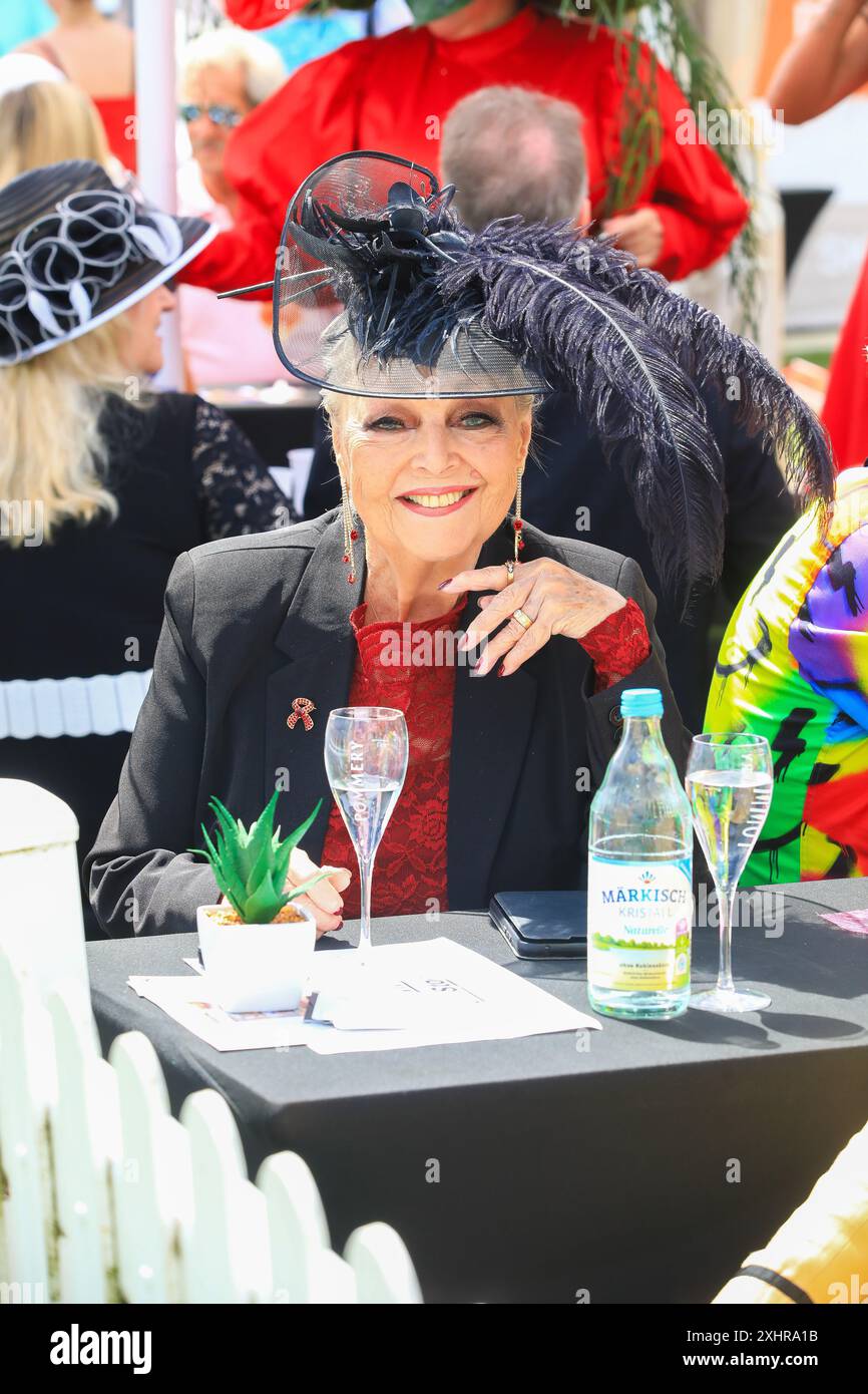 Barbara Schöne beim 4. Internationalen Ladies Cup und Hut Contest 2024 ...