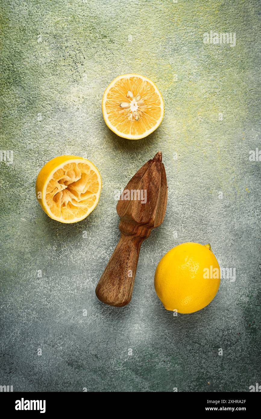 Wooden citrus reamer, manual lemon juicer, made of acacia wood, with ...