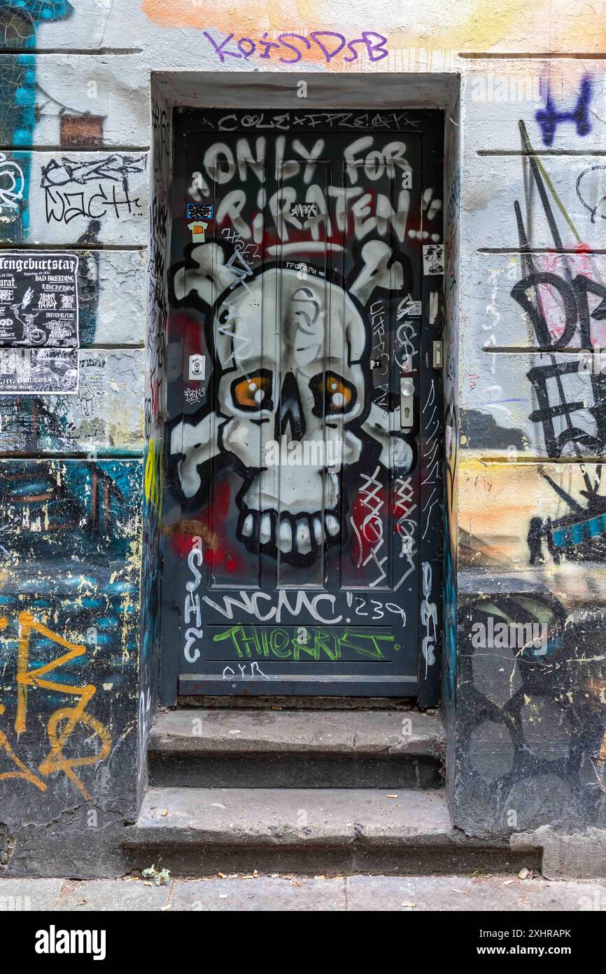 Only fo "piraten". Skull and bones graffiti on a door on Balduinstrasse ...