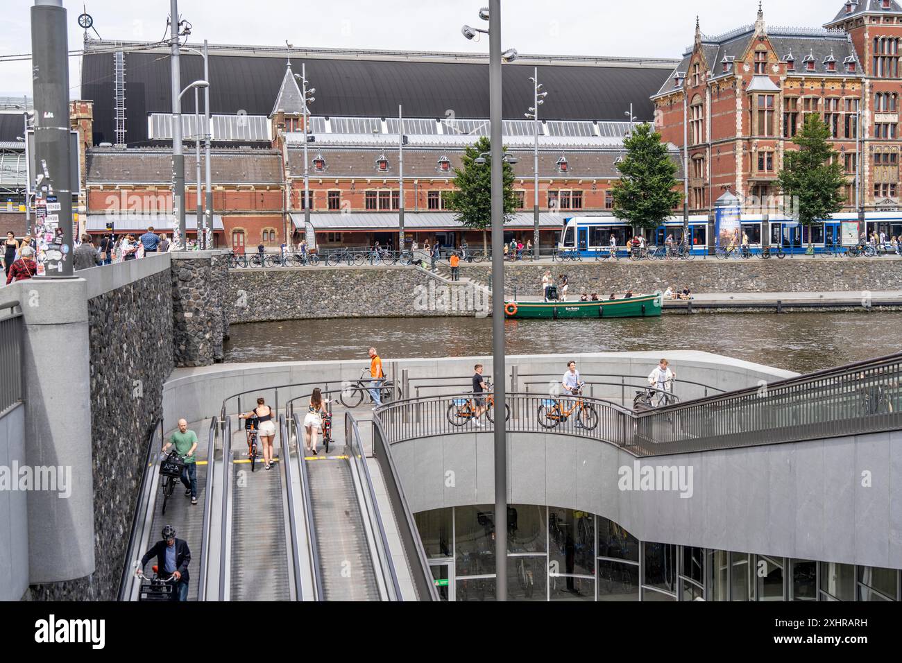 New bicycle parking garage at Amsterdam Central Station, Stationsplein ...