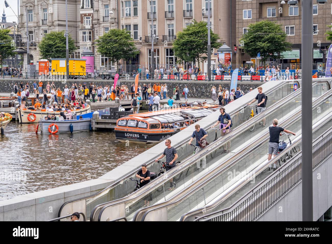New bicycle parking garage at Amsterdam Central station, Stationsplein ...