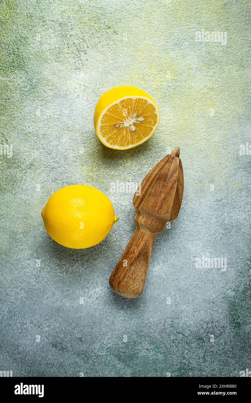 Wooden citrus reamer, manual lemon juicer, made of acacia wood, with ...