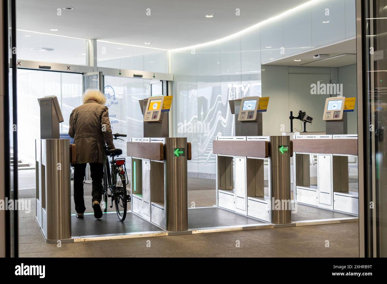 New bicycle parking garage at Amsterdam Central Station, IJboulevard ...