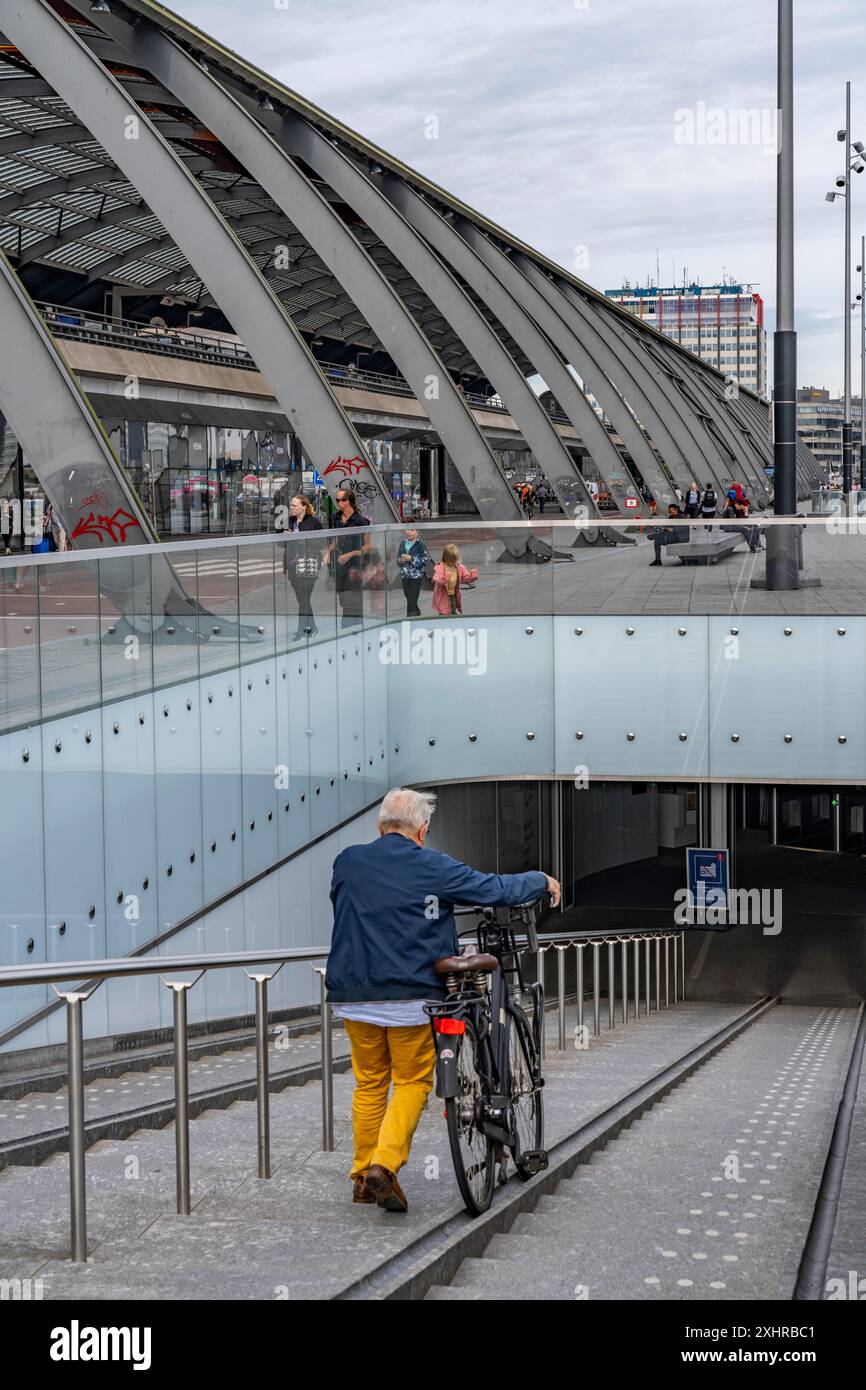 New bicycle parking garage at Amsterdam Central Station, IJboulevard ...