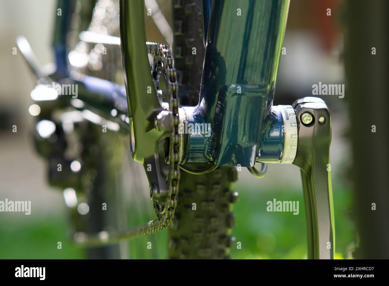 modern mountain bike drivetrain crankset Stock Photo - Alamy