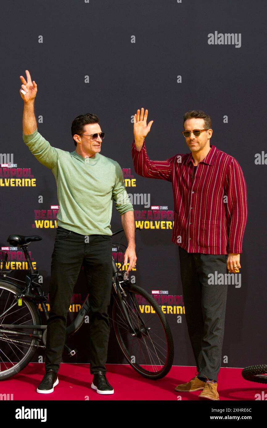 The actors Ryan Reynolds, Hugh Jackman, DEADPOOL & WOLVERINE (cinema release: 24.07.2024), red ...