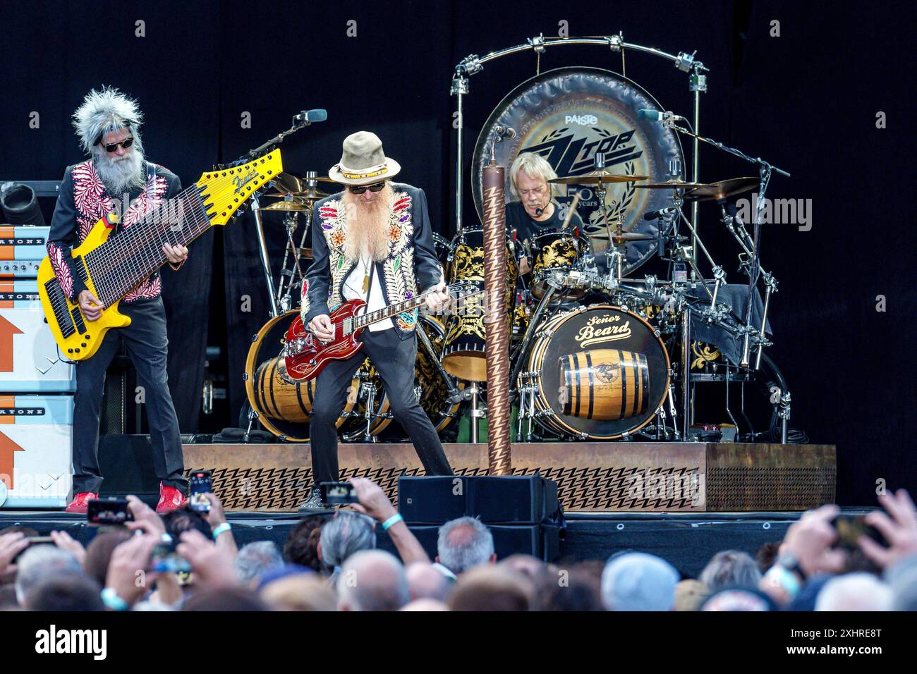 Elwood Francis (bassist), Billy Gibbons (guitarist) and Frank Beard ...