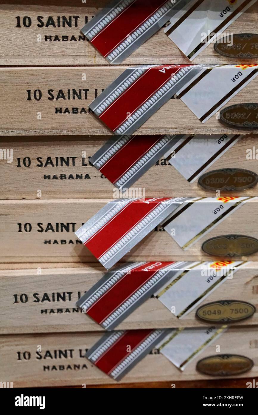 Cuban cigar seal hi-res stock photography and images - Alamy