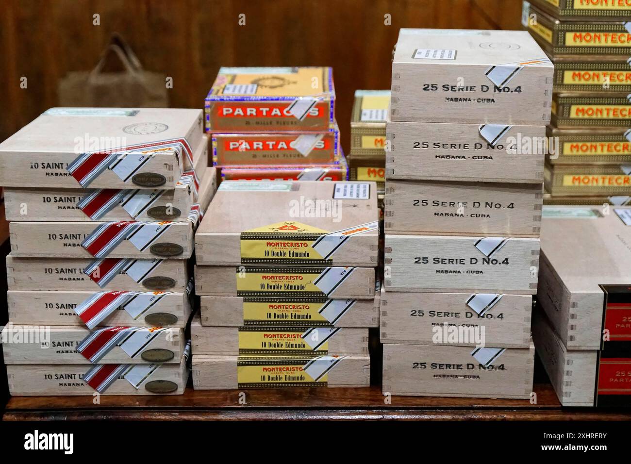 Wooden cigar boxes hi-res stock photography and images - Alamy