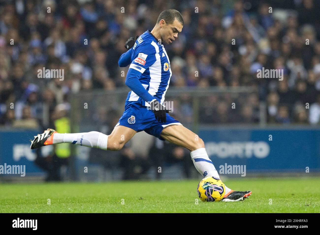 Football match, PEPE FC Porto takes a shot, Estadio do Dragao football ...