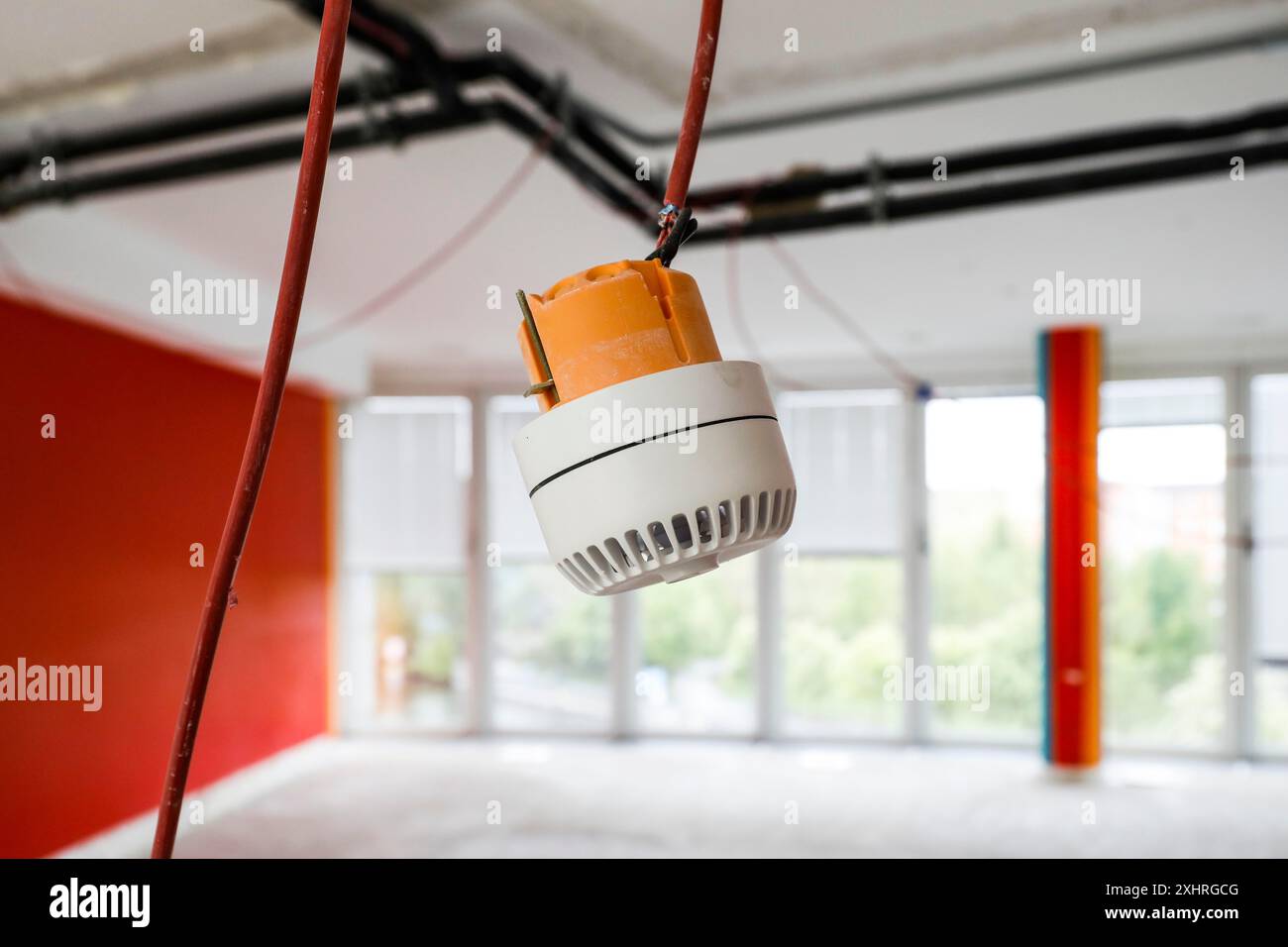 Installation of smoke detector hi-res stock photography and images - Alamy