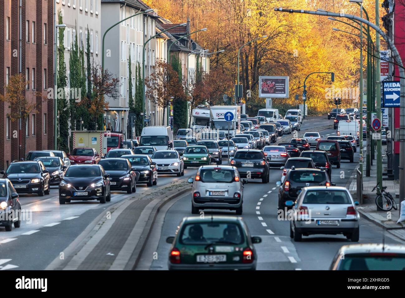 Gladbecker Strasse in Essen, B224, inner-city street in Essen heavily ...