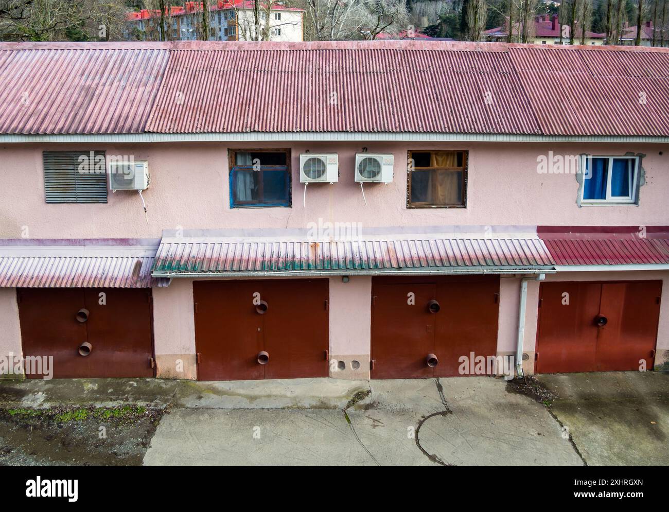 Townhouse garages hi-res stock photography and images - Alamy