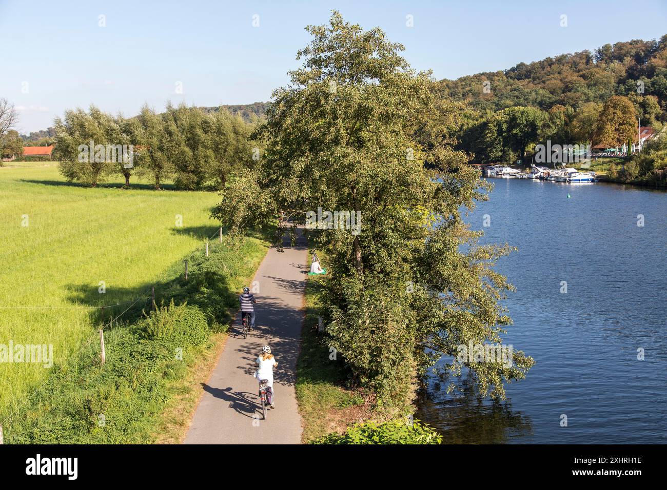 Ruhr Valley cycle path, Ruhr, cycle and pedestrian path, between Essen ...