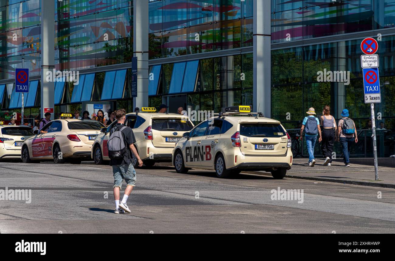 Berlin ostbahnhof station germany hi-res stock photography and images ...
