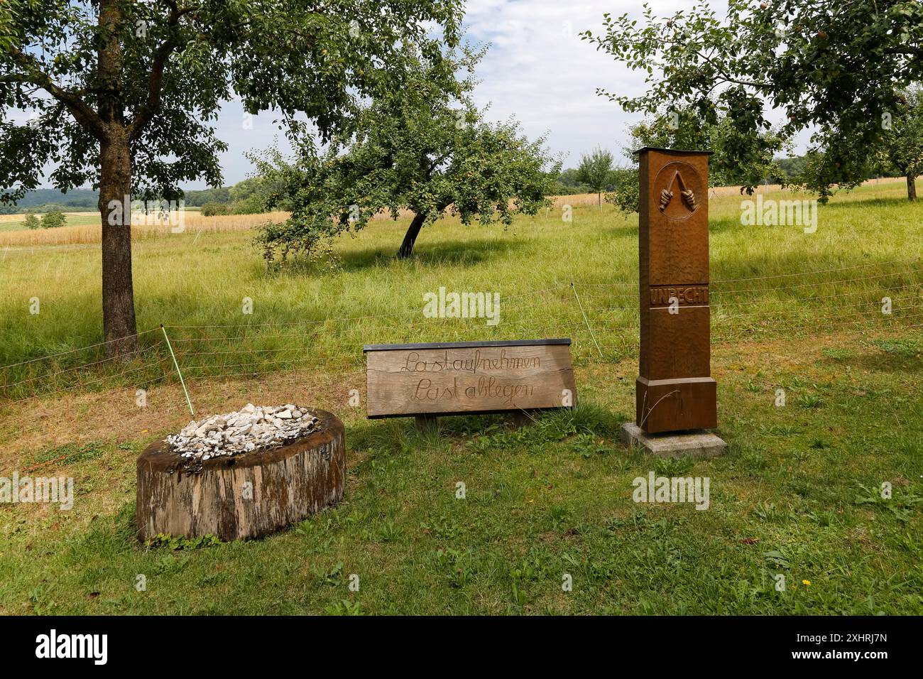 Station trail in Altstreusslingen, wooden motif steles by master ...